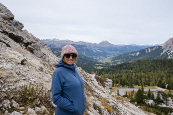 What to Wear Hiking in Winter: Cold Weather Layering Basics – Bearfoot ...