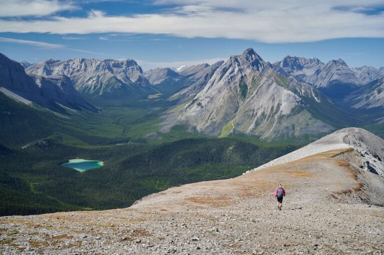 8 Best Hikes in the Canadian Rockies (+ Local Tips!) – Bearfoot Theory